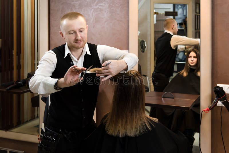 Friseur, Der Braunes Haar Mit Scheren Trimmt Stockbild - Bild von kopf ...