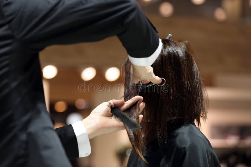 Friseur, Der Braunes Haar Mit Scheren Trimmt Stockfoto - Bild von braun ...