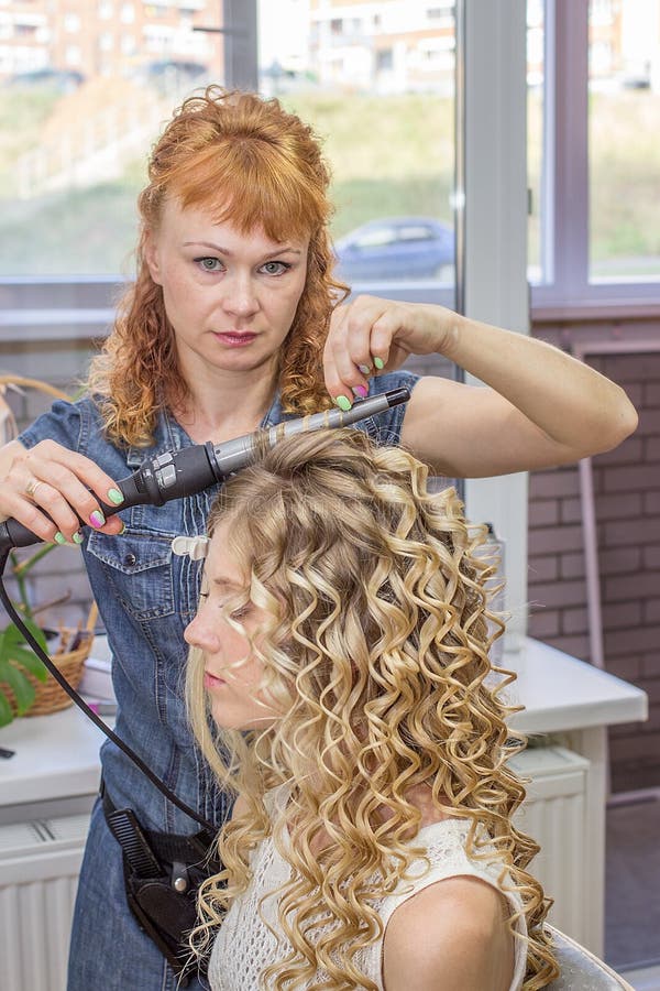 Friseur, Der Frisur Junge Frau Antut Stockfoto - Bild von vorbereitung ...