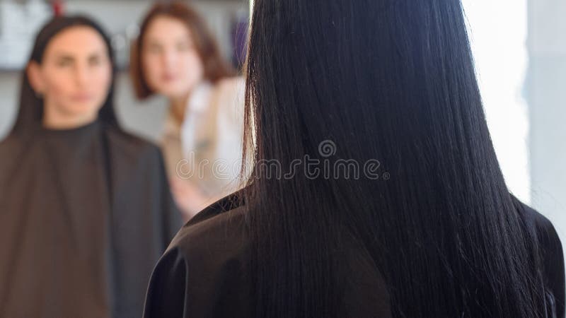 Friseur, der Frisur zeigt stockfoto. Bild von rückseite - 123076036