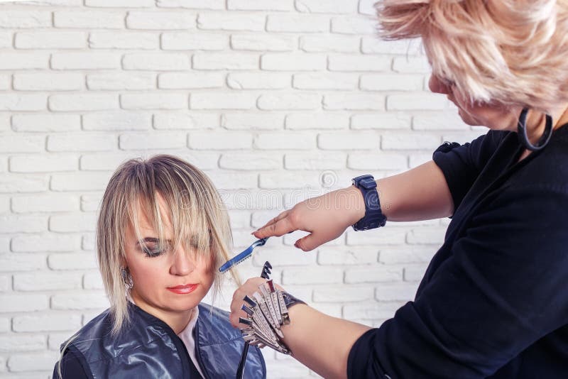 Friseur, Der Haarschnitt Bildet Stockfoto - Bild von rasiermesser ...