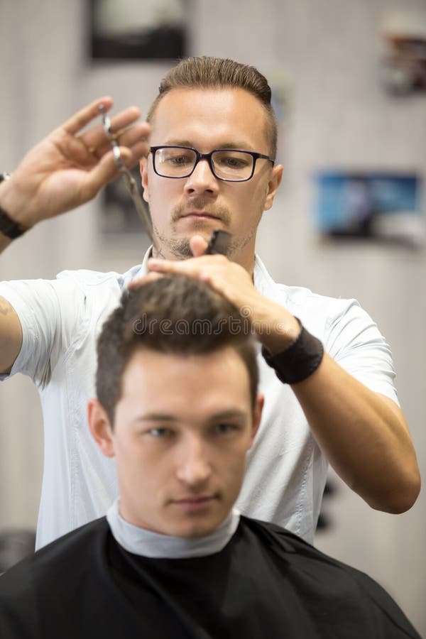 Friseur, Der Haarschnitt Macht Stockbild - Bild von mann, attraktiv ...