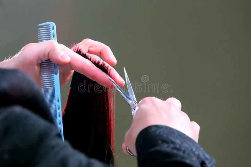 Friseur, Der Rotes Haar Mit Scheren Trimmt Stockfoto - Bild von frisur ...