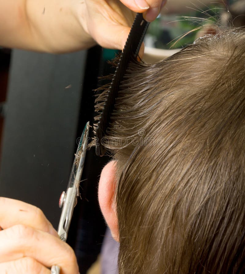 Friseur Schneidet Haar Mit Scheren Auf Krone Von Stockbild - Bild von ...