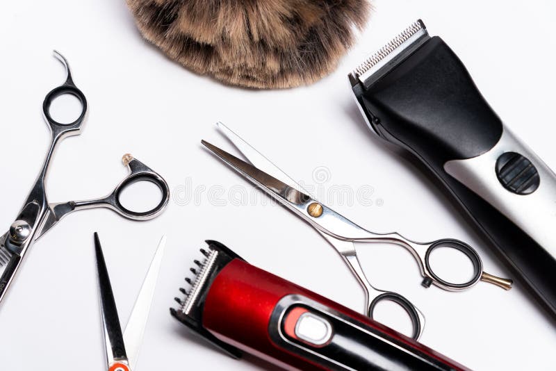 Friseurwerkzeuge Auf H?lzernem Regal Und Spiegel Im Friseursalon ...