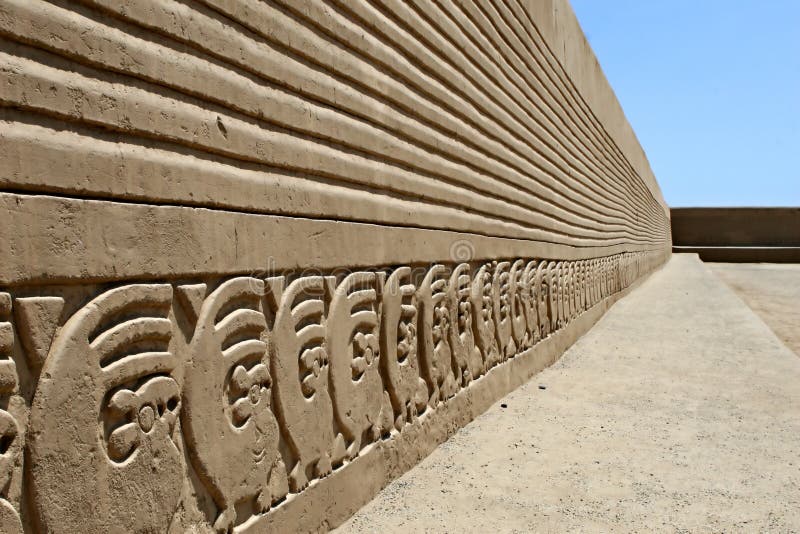 Frisos Da Parede De Chan Chan Foto de Stock - Imagem de férias, cidade ...