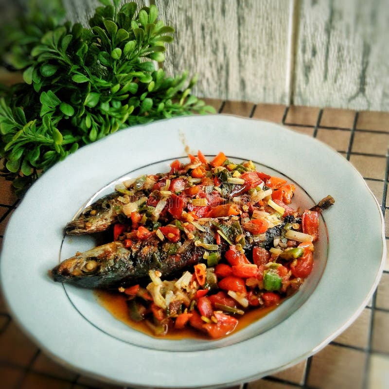 Friterad Fisk Med Krydda Tomater Chili Arkivfoto - Bild av stekt ...