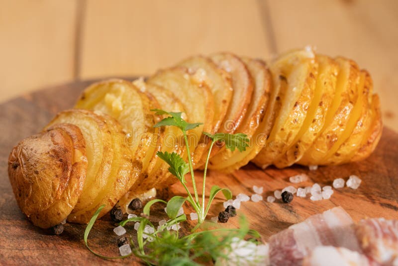 Friterad potatis med bacon arkivfoto. Bild av grön, platta - 194281164