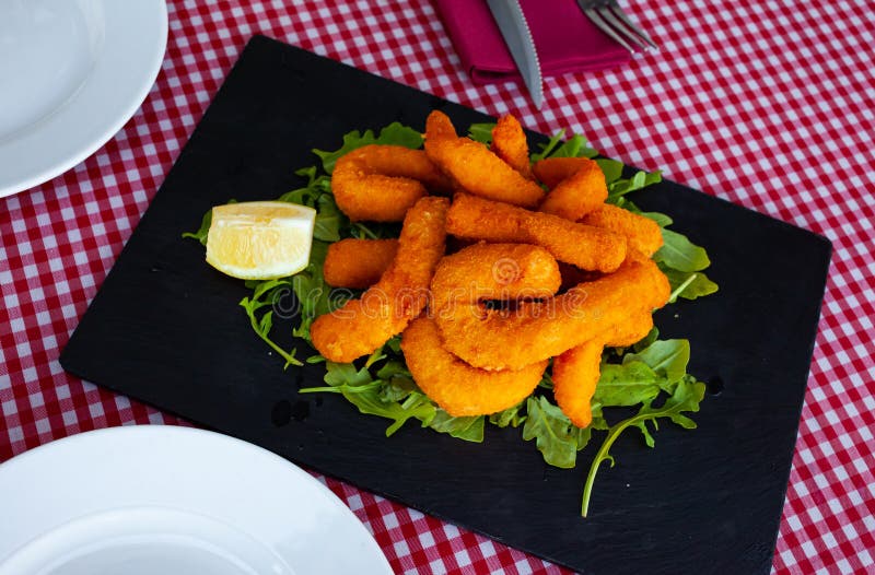 Picor De Sepia Y Chocos Fritos Tapa Típica De España Imagen de archivo ...
