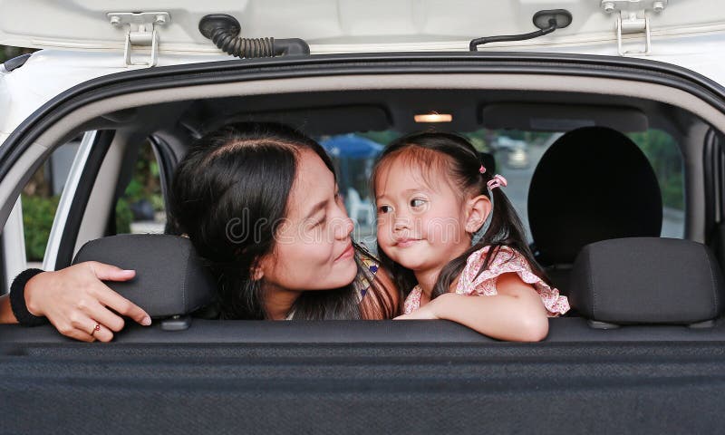 Frohe Festtage Mutter Und Ihre Tochter Im Auto Stockfoto - Bild von ...