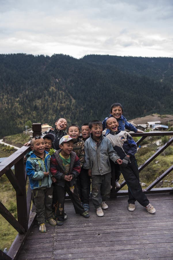 Frohe Kinder auf dem Berg redaktionelles stockfotografie. Bild von froh ...