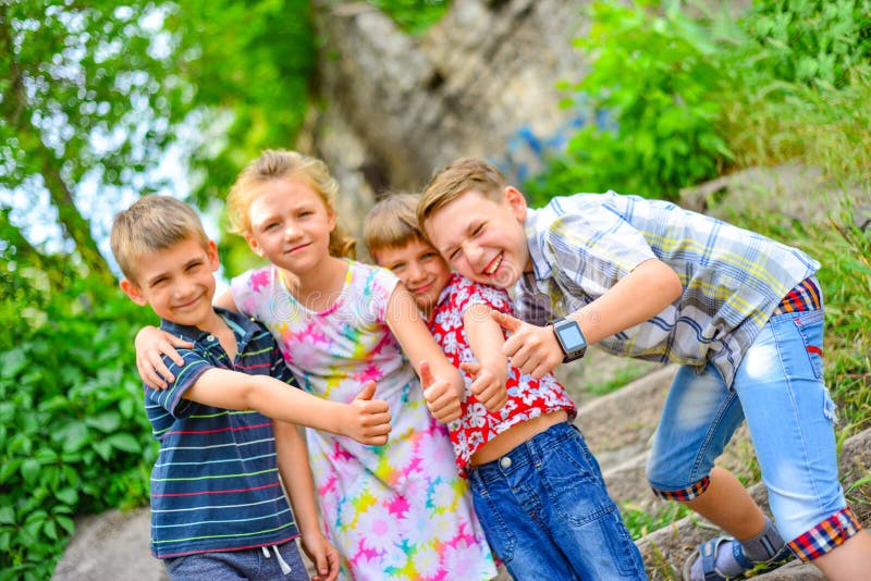 Frohe Kinder, Die Im Park Spielen Stockfoto - Bild von methode ...