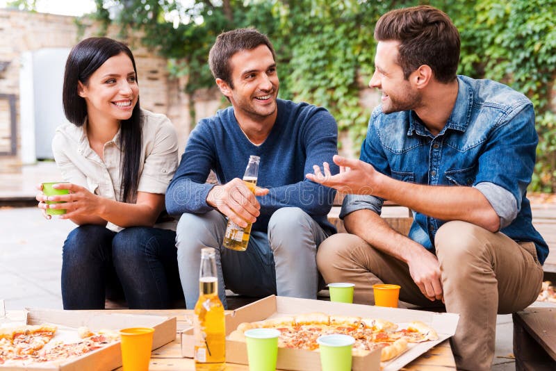Frohe Zeit mit Freunden stockfoto. Bild von froh, flasche - 59340900