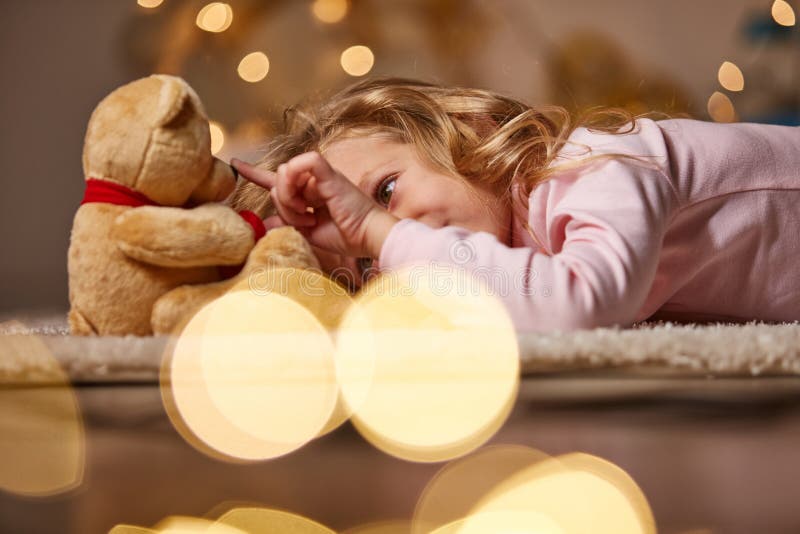 Frohes Kleines Kind, Das Mit Spielzeug Spielt Stockfoto - Bild von ...