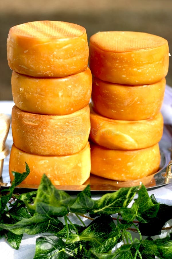 Fromage rouge photo stock. Image du rustique, mangez - 35439196