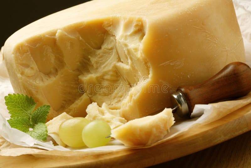 Fromage De Provolone Dans Un Panier Photo stock - Image du fromage ...