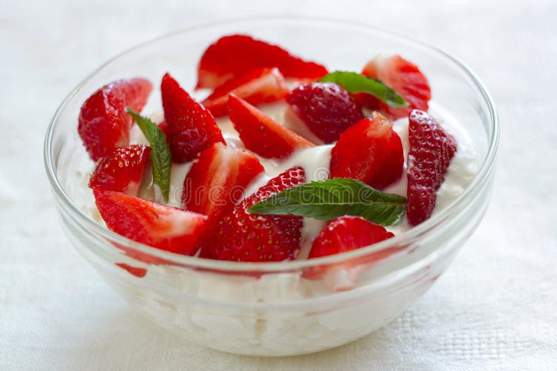 Fromage Blanc Avec Du Yaourt Et Des Fraises Image stock - Image du ...