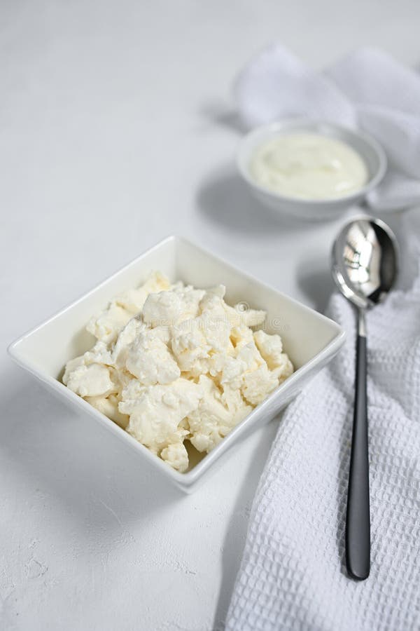 Fromage Blanc Frais Du Plat Blanc Photo stock - Image du cuvette ...