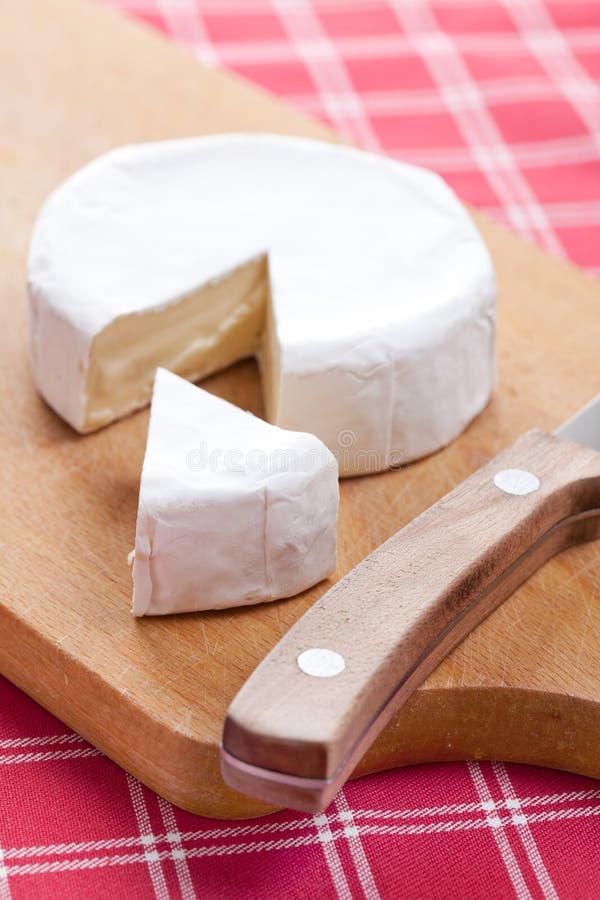 Fromage de brie photo stock. Image du nourriture, camembert - 16245018