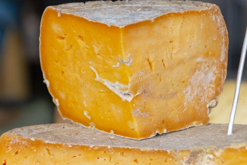 Fromage de cheddar âgé image stock. Image du coupure - 125823775