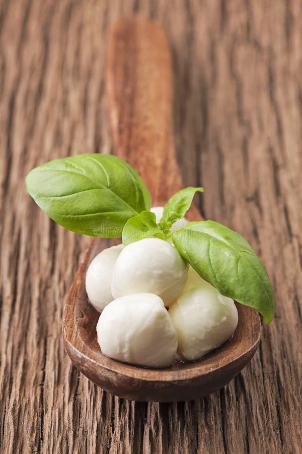 Fromage De Mozzarella Dans La Cuvette Blanche Image stock - Image du ...