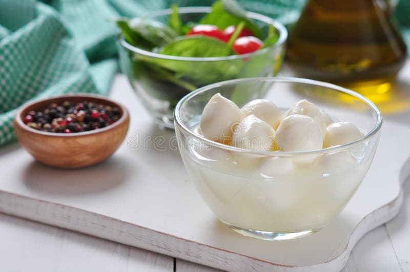 Fromage rond image stock. Image du lame, régime, fond - 36334835