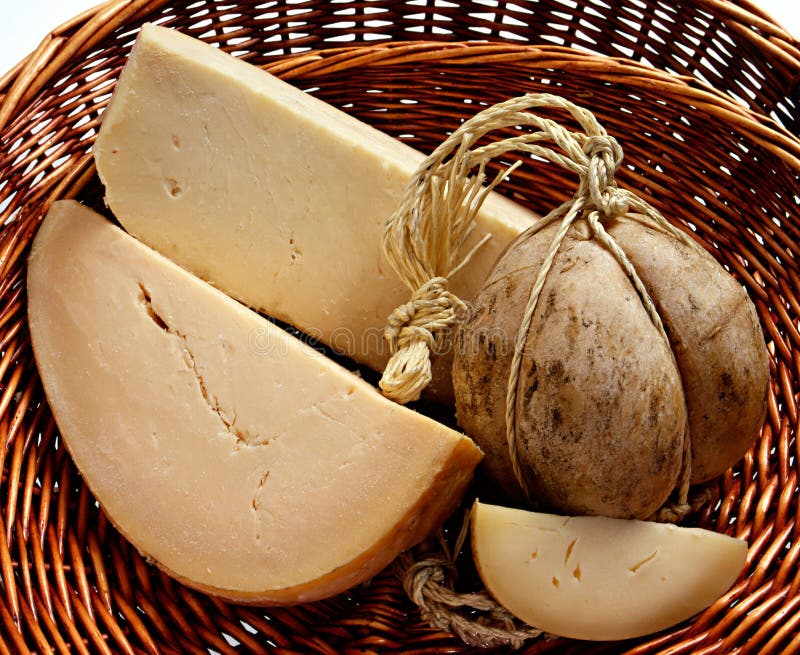 Fromage De Provolone Dans Un Panier Photo stock - Image du fromage ...
