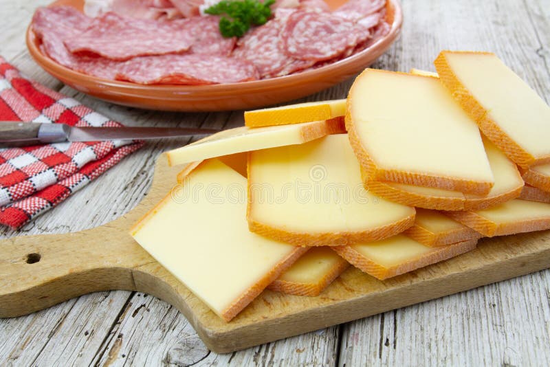 Fromage de Raclette photo stock. Image du suisse, nourriture - 125504010