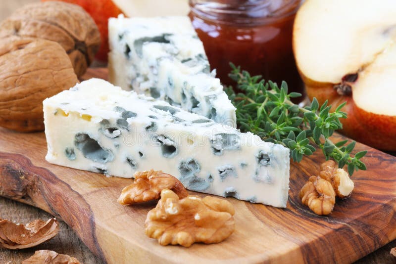 Fromage De Roquefort Avec Les Noix Et Le Thym Image stock - Image du ...
