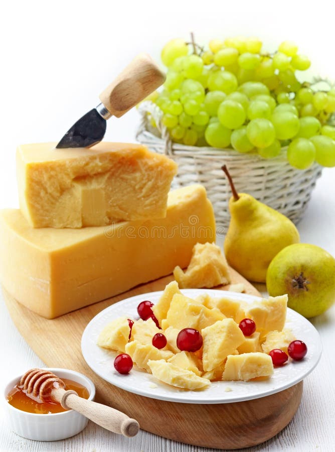 Fromage et fruits image stock. Image du canneberge, couteau - 27420523