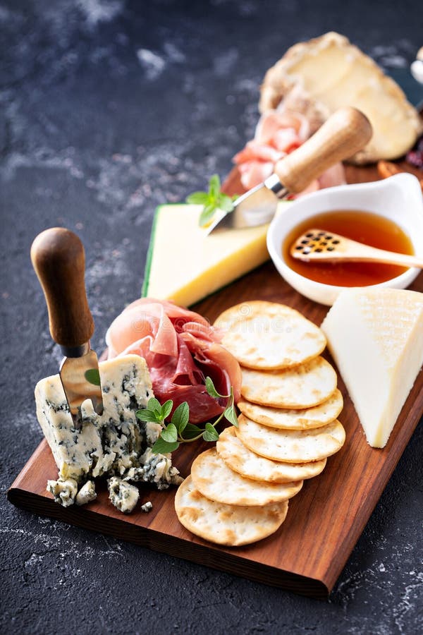 Fromage Et Tableau De Collation Photo stock - Image du assortiment ...