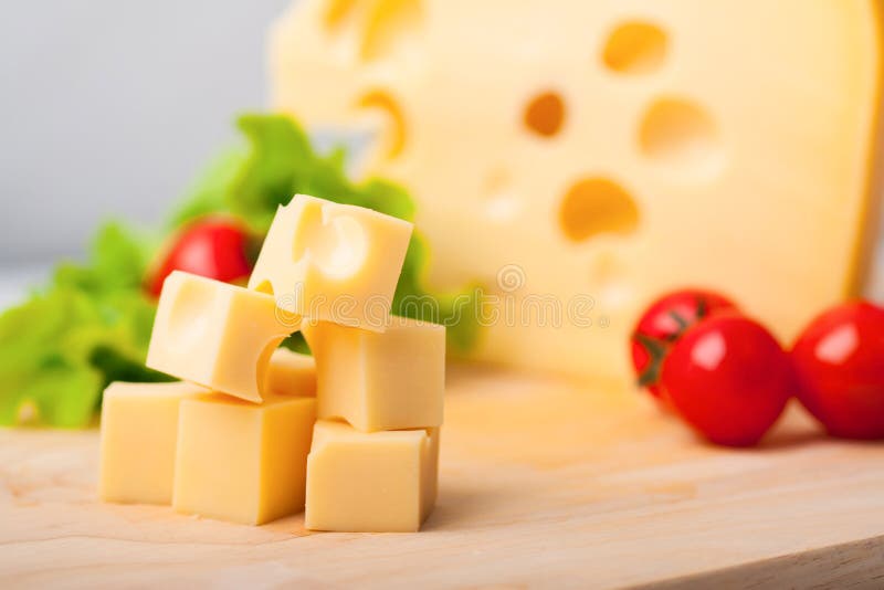 Fromage jaune image stock. Image du lame, dieting, nourriture - 33683245