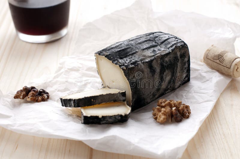 La Pizza De Fromage Noire a Servi Sur La Table Dans Le Restaurant Image ...