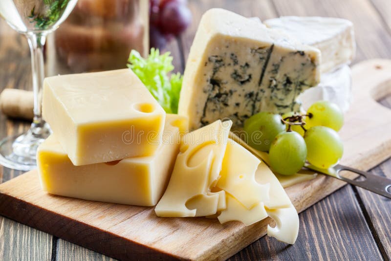 Assortiment De Fromages Sur Une Assiette Sombre Sur Une Table En Bois ...