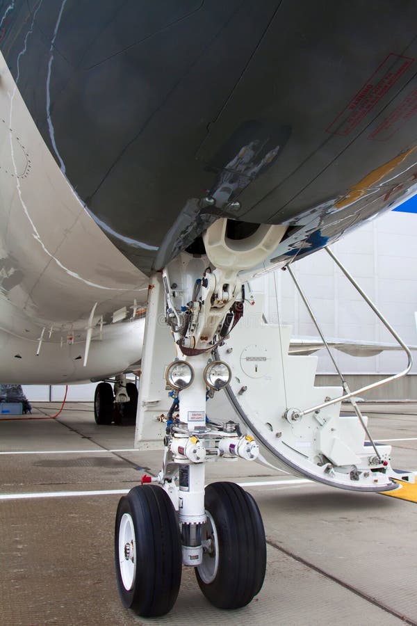 Front Landing Gear Light Aircraft Stock Image - Image of modern, wings ...