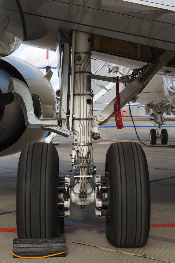 Front Landing Gear Light Aircraft Stock Image - Image of vanes, landing ...