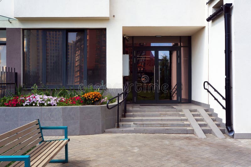 Front Steps and Doors of Entrance To Modern Building Stock Photo ...