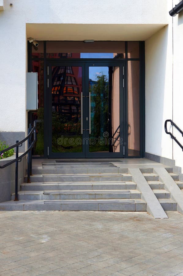 Front Steps and Doors of Entrance To Modern Building Stock Photo ...