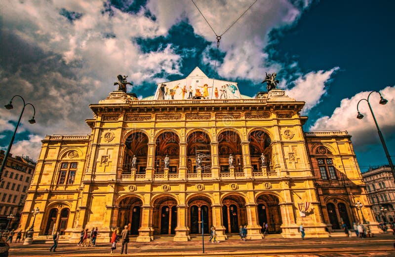 Front of the Vienna State Opera Stock Photo - Image of tourists ...