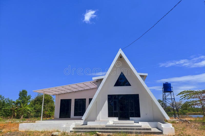 Front View of an Elegant White House in the Countryside Stock Photo ...