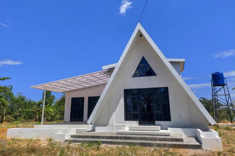 Front View of an Elegant White House in the Countryside Stock Photo ...