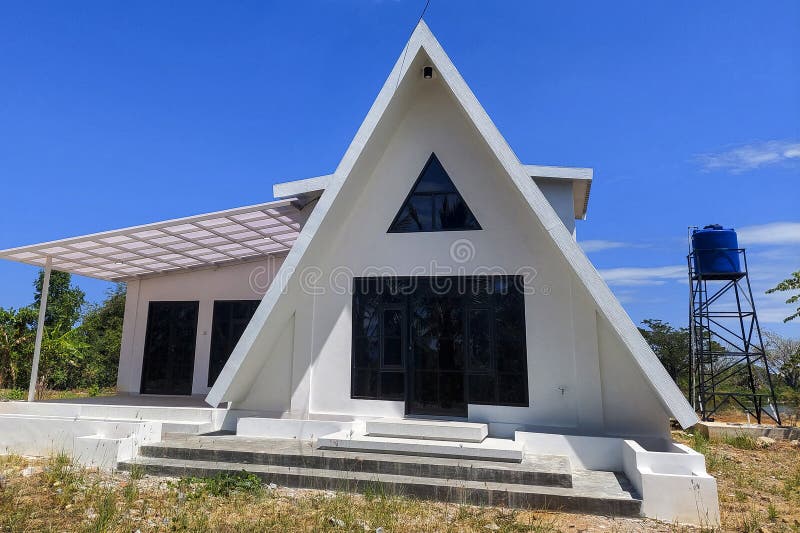 Front View of an Elegant White House in the Countryside Stock Photo ...