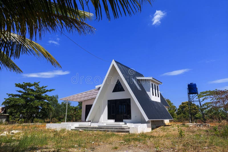 Front View of an Elegant White House in the Countryside Stock Photo ...