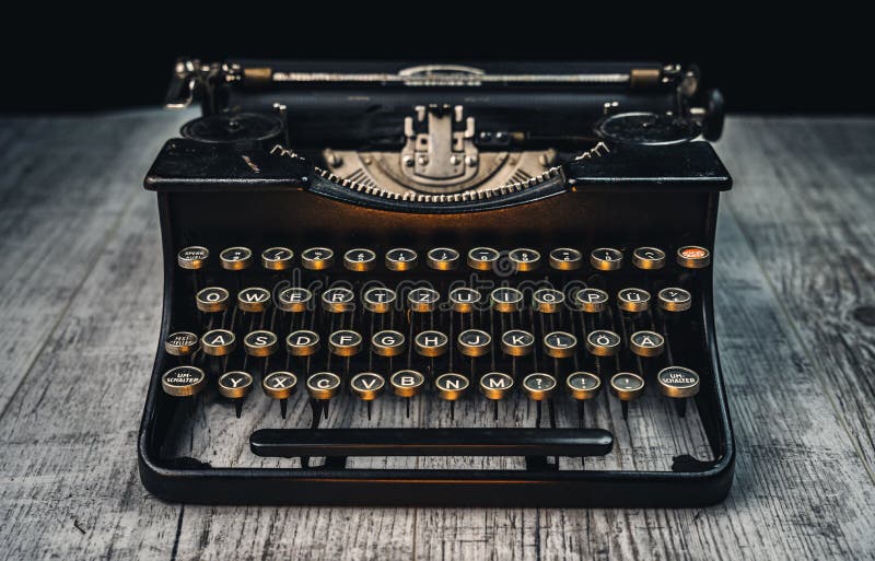 122 Retro Vintage Typewriter Front View Paper Stock Photos - Free ...