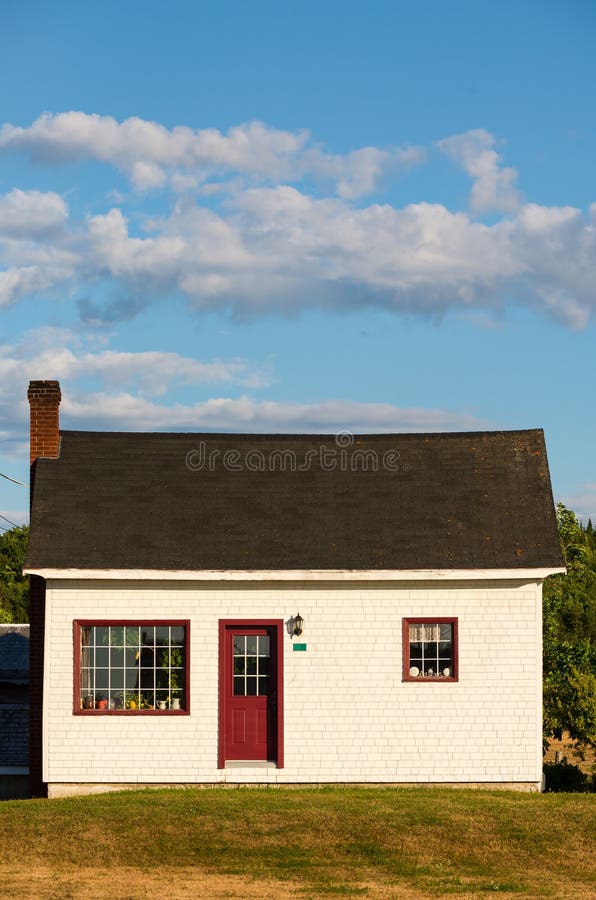 Small White House / Cottage Stock Photo - Image of view, house: 99476386