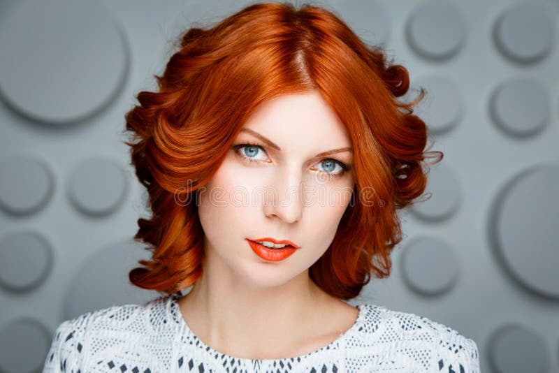 Fronte Dai Capelli Rossi Della Ragazza Immagine Stock - Immagine di ...