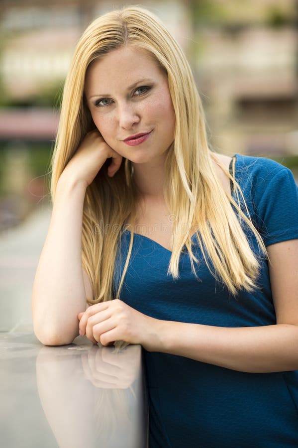 Fronte Del Ritratto Di Bella Donna Reale Fotografia Stock - Immagine di ...