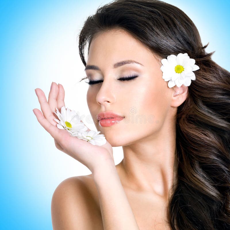 Fronte Di Bella Donna Con Un Fiore Immagine Stock - Immagine di femmina ...