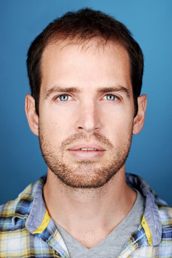 Ritratto Di Un Uomo Sorridente Reale Sopra Fondo Grigio. Immagine Stock ...