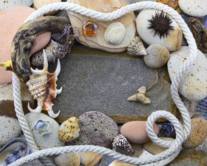 Frontera Del Mar Con Las Piedras Y La Cuerda Foto de archivo - Imagen ...